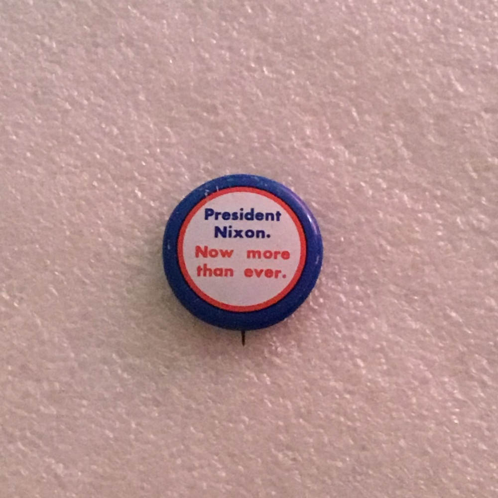 Vintage 1972 Nixon Re-Elect Campaign Button - Gem